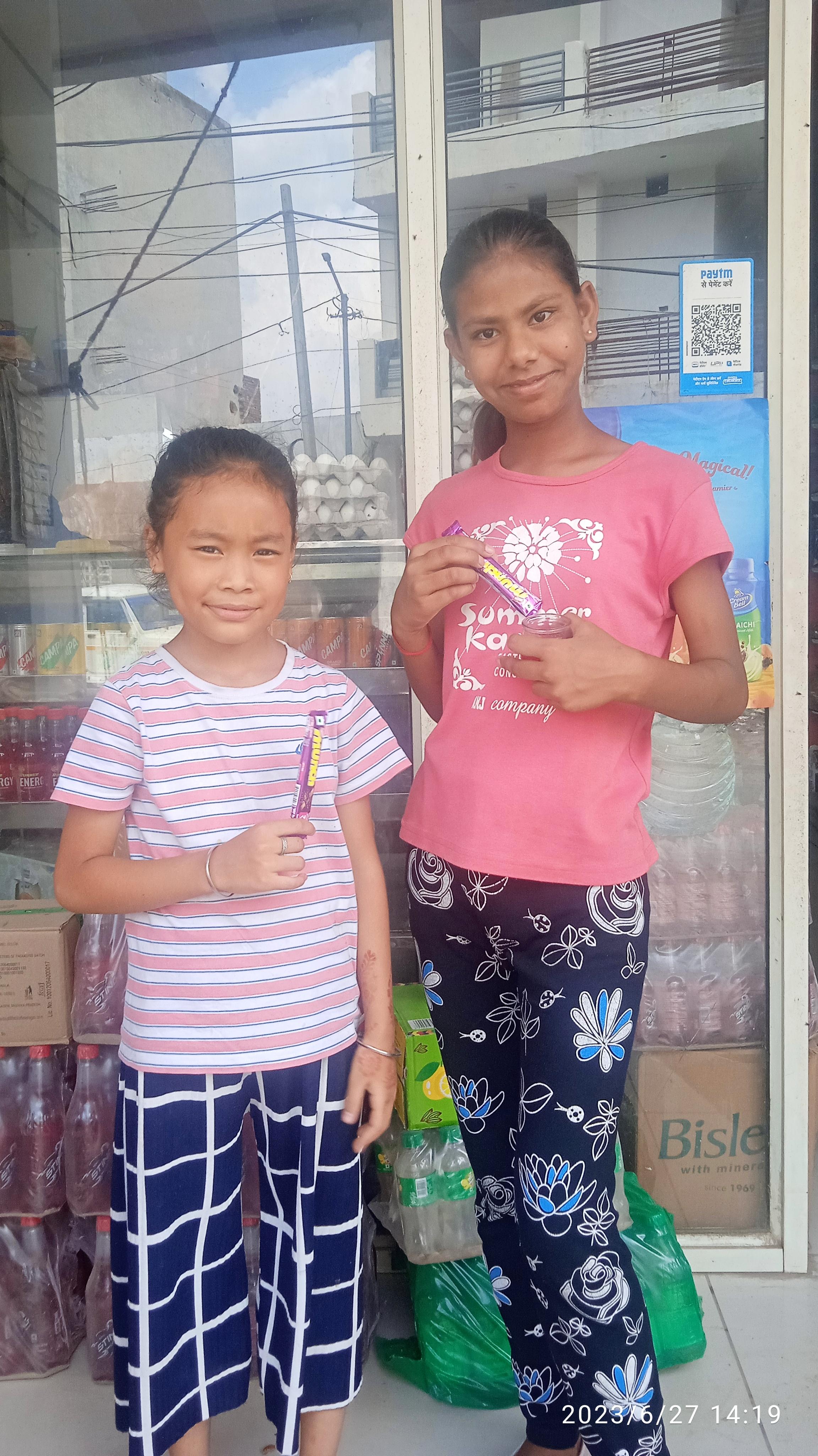 Rekha Kumari - #earthivist Making paper bags and distribution in...